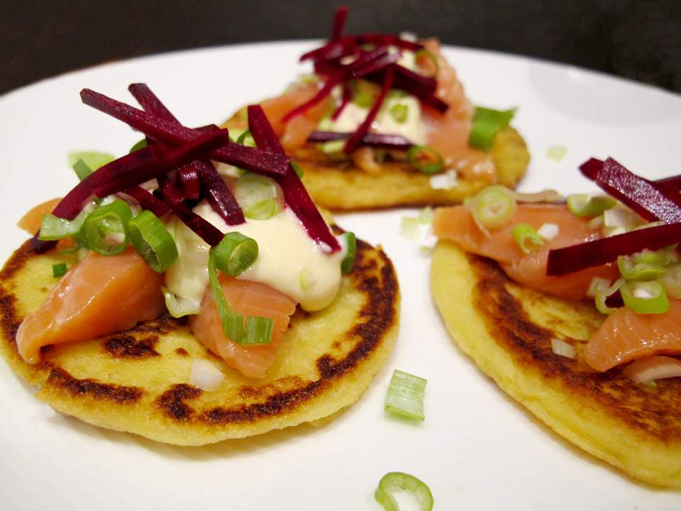 Mandelpotetblinis med rakfisk, pepperrotkrem og lynsyltede rødbeter