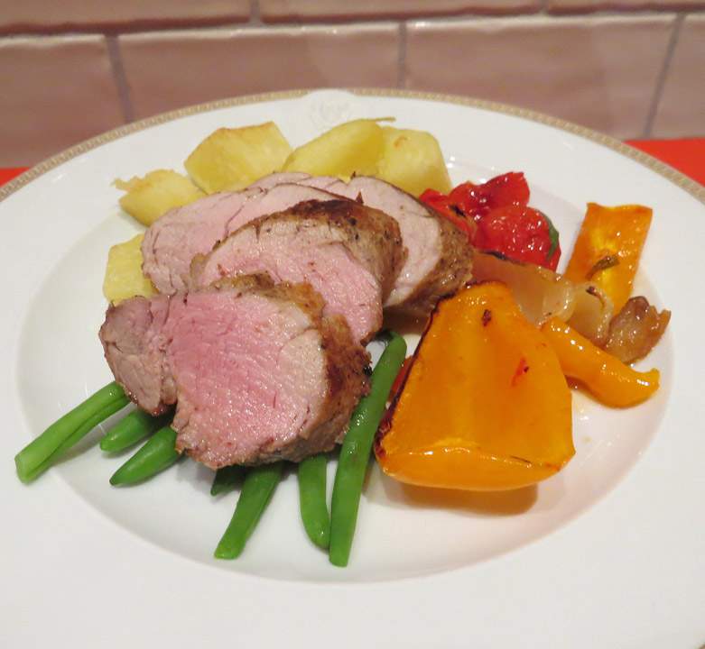 Indrefilet av svin med paprika, løk, tomater, aspargesbønner og stekte ...