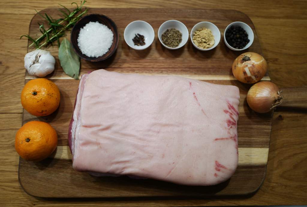 Step-by-step til perfekt langtidsstekt ribbe med sprø svor - Helleskitchen