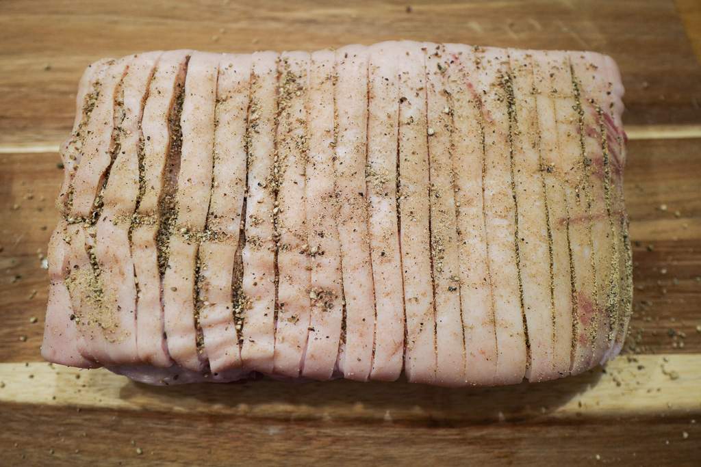 Step-by-step til perfekt langtidsstekt ribbe med sprø svor - Helleskitchen