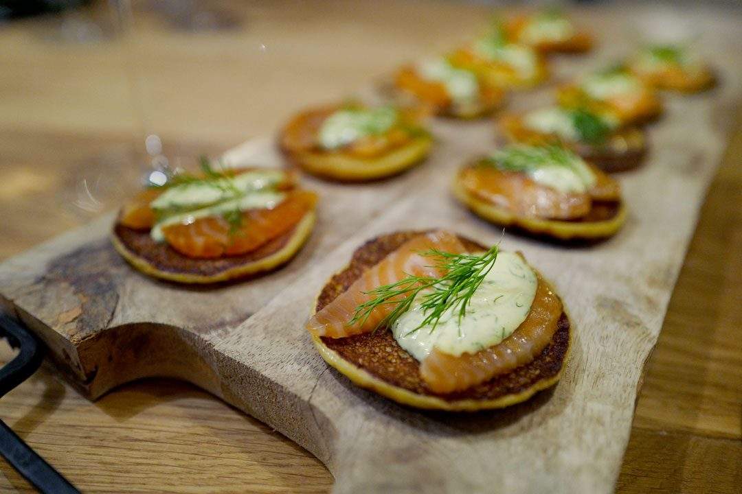Superenkel gravlaks med sennepsmajones og potetblinis – Helleskitchen